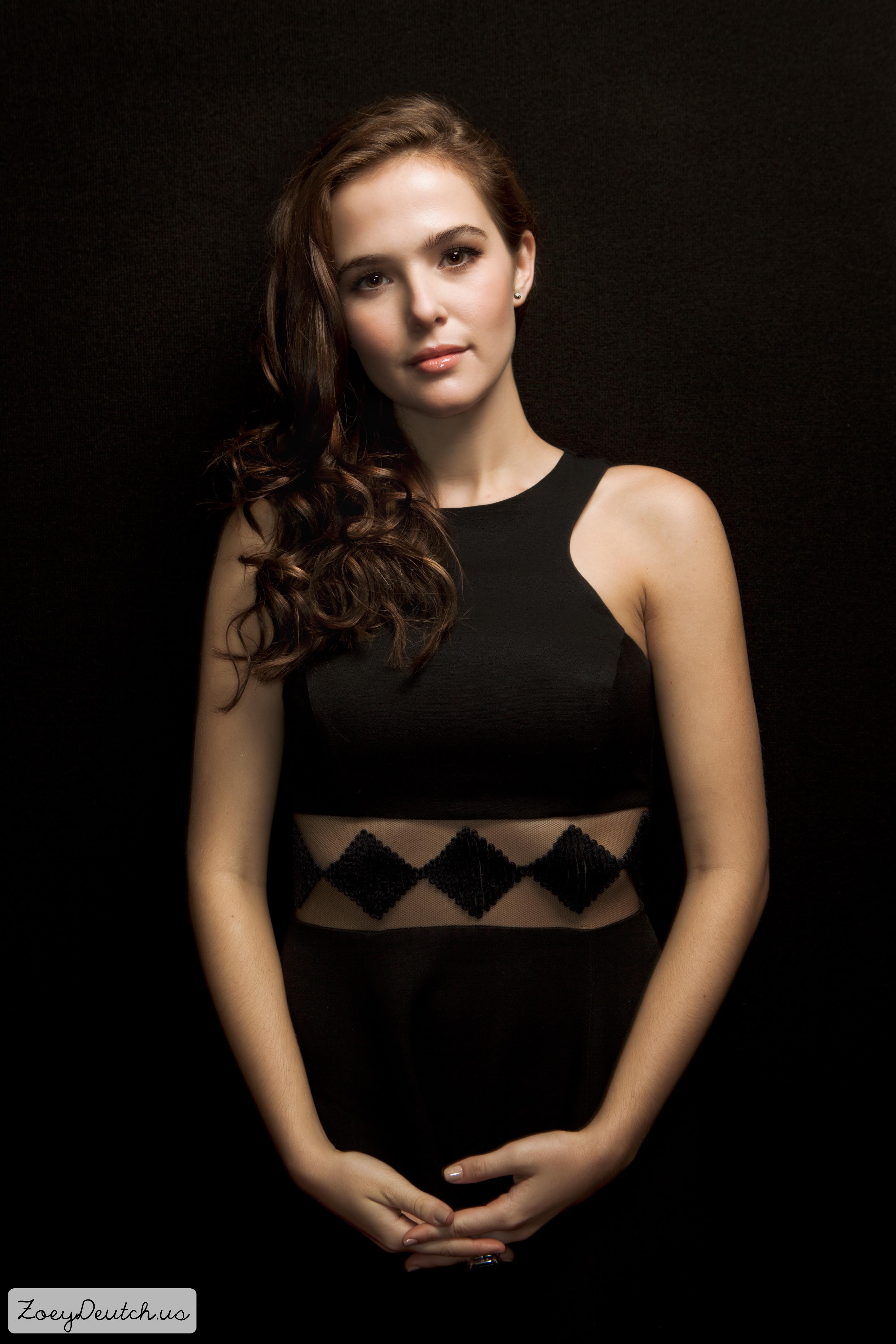 Image Zoey Deutch Roger Kisby Photoshoot 5 11202012152941000000 Reign Cw Wiki